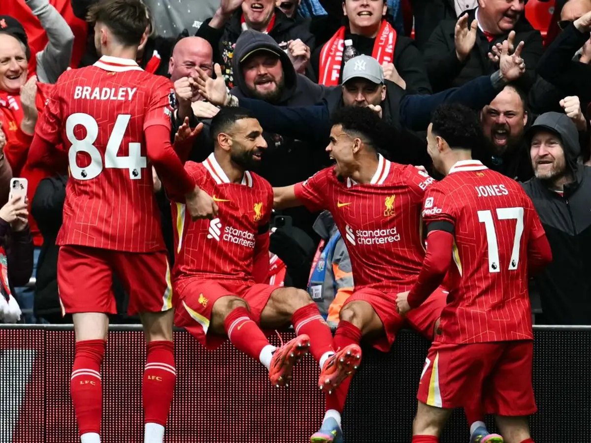 Liverpool close in on PL title, Newcastle maul Manchester United to ...
