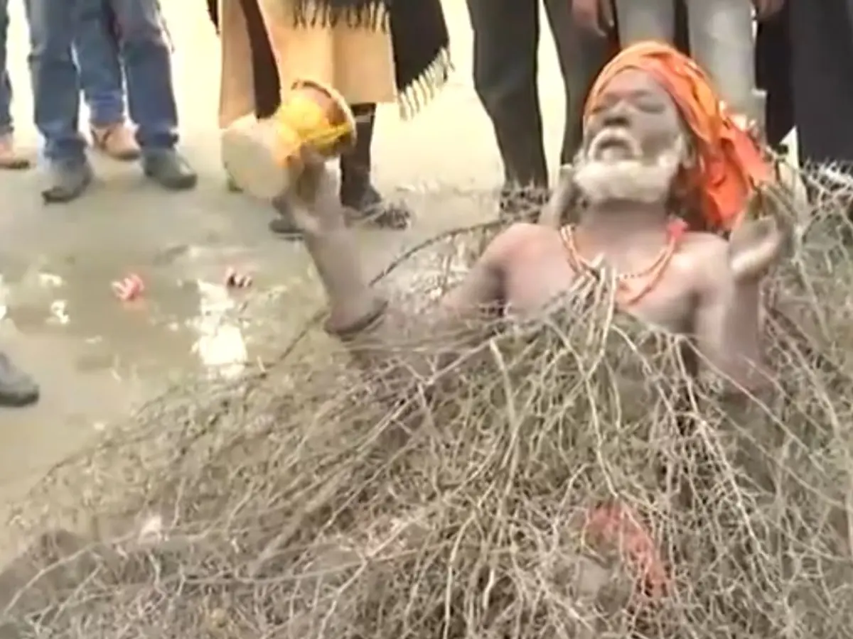 Maha Kumbh 2025: 'Kaante Wale Baba' stuns crowd after laying on thorns ...