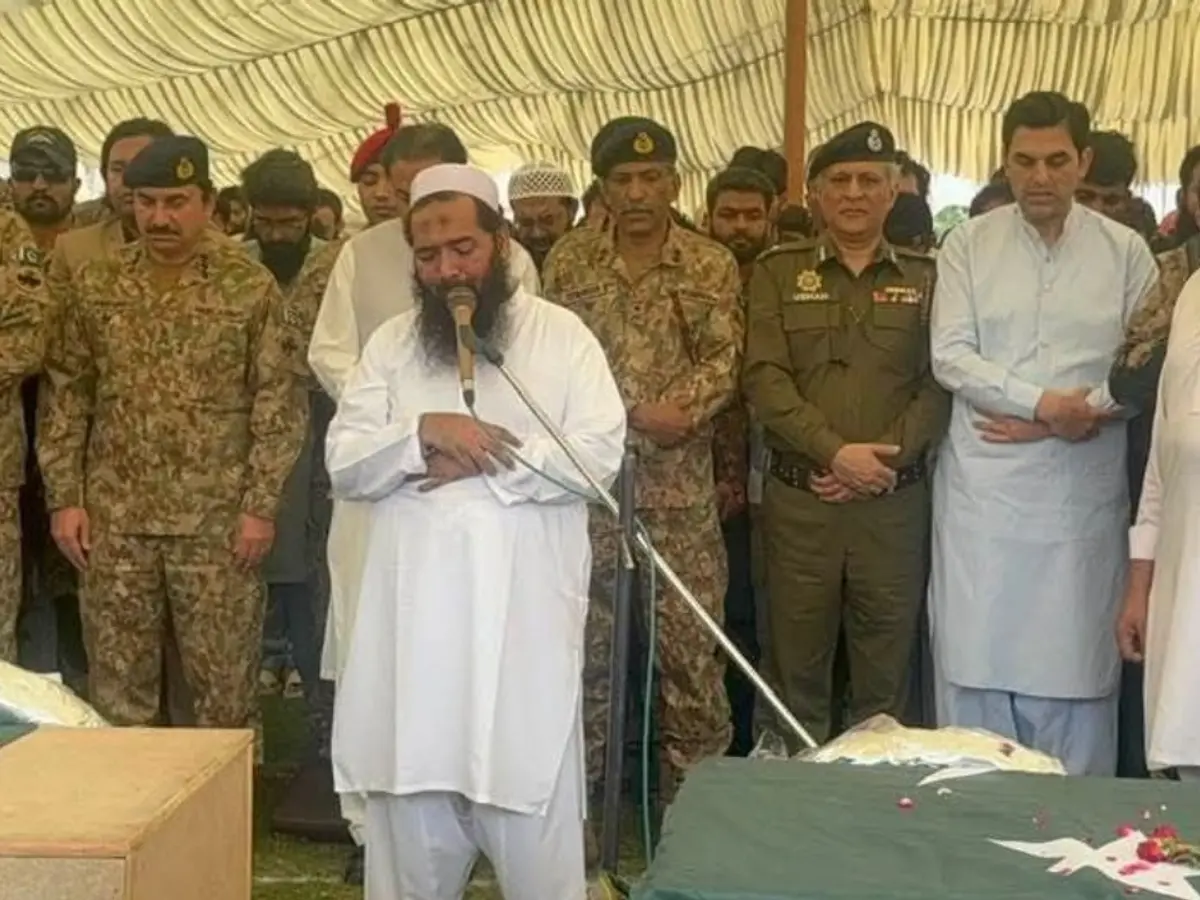This pic says it all: Pakistani Army stands with LeT leader Abdul Rauf ...