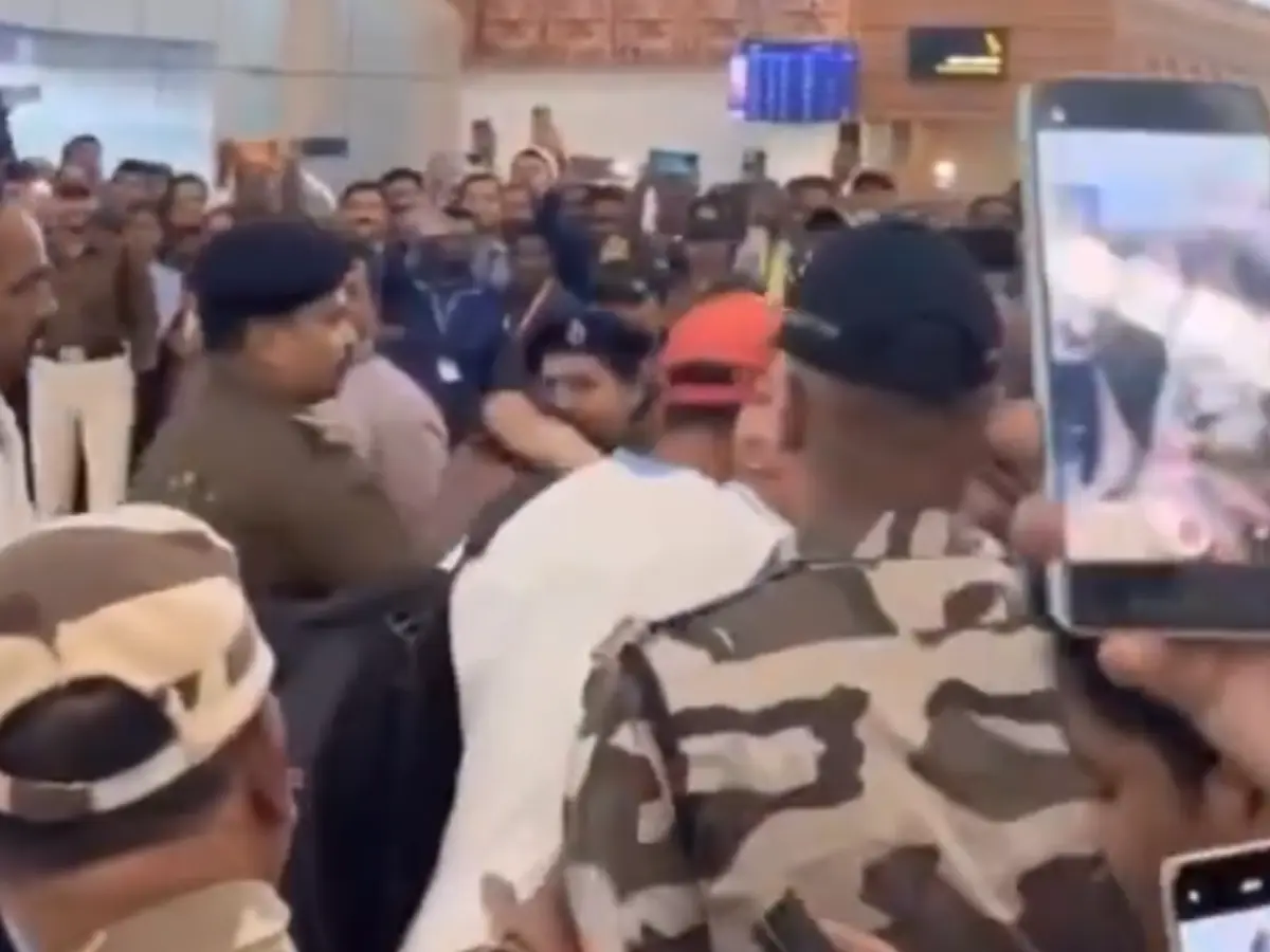 IND vs ENG: Virat Kohli hugs lady fan at airport, wins hearts- WATCH