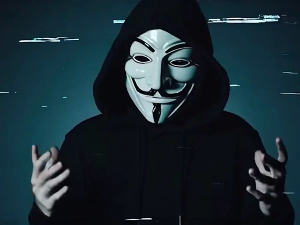 'This isn't paranoia': Anonymous claims Trump and Putin are in a 'love ...