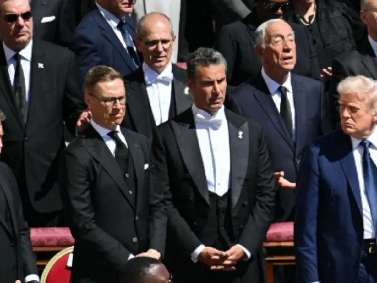 Handshake and death stare: Curious case of two pictures of Trump and ...