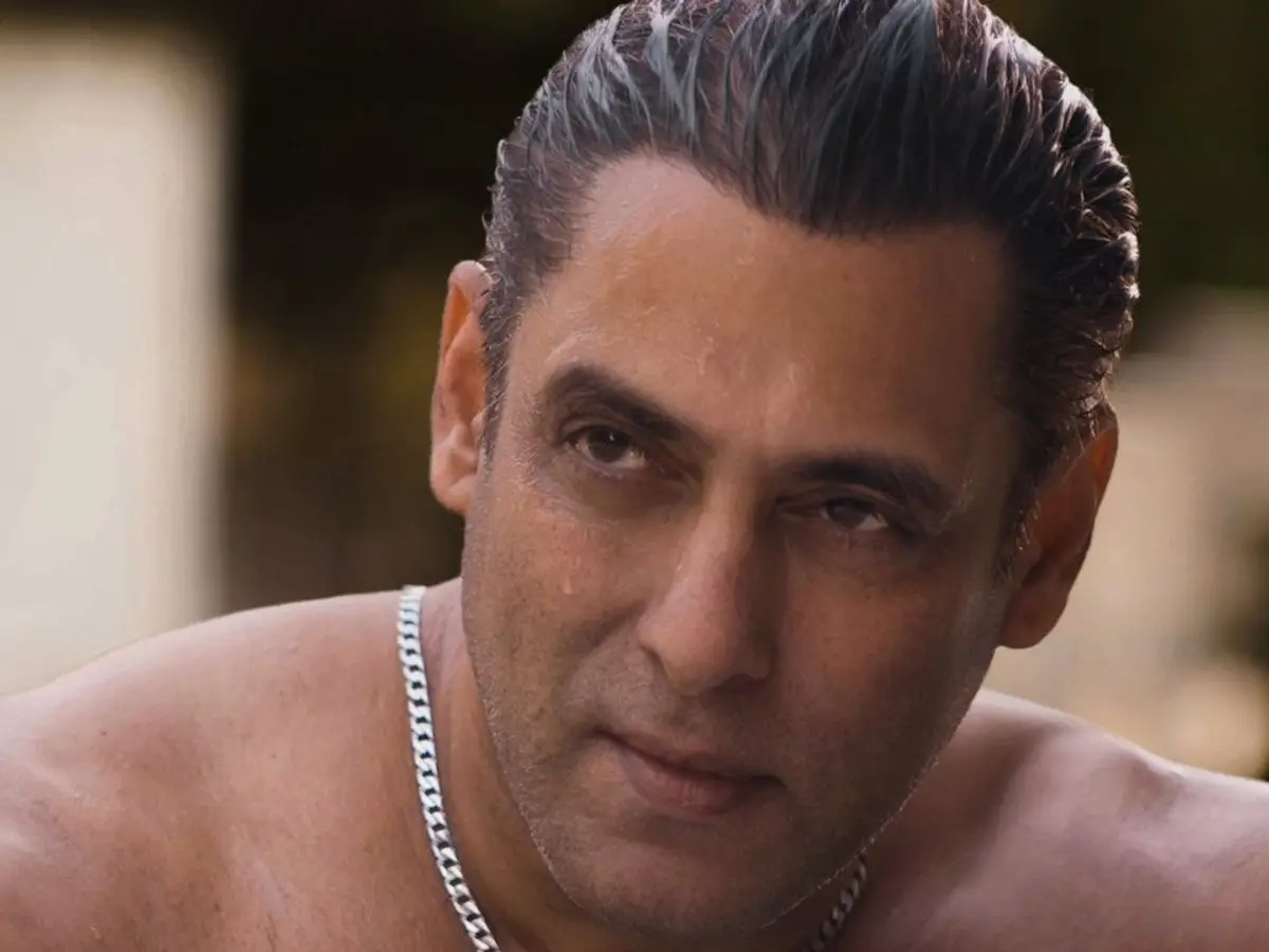 Who's that hottie? Salman Khan teases shirtless pics in Andaz Apna Apna style
