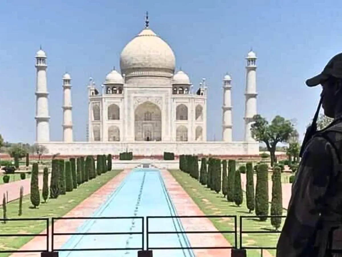Taj Mahal was covered in giant green sheets during 1971 India-Pakistan ...