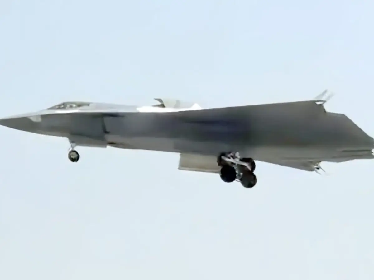 Three engines, no tail: New video showing China’s mysterious tailless ...