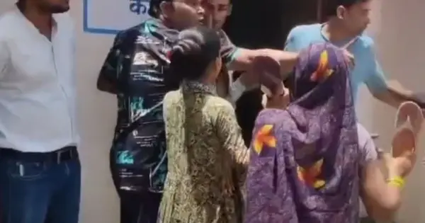 Rajasthan Viral Video | नगर पालिका रोजगार सहायक पर चप्पल बरसाती रहीं ...