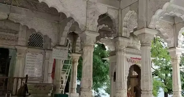 Jalore Sandalwood board missing from Shri Guru Pedhi in Mandoli town ...