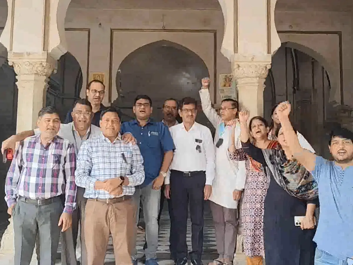 Alwar News | गर्माया डॉक्टर रवि शर्मा की मौत का मामला, रेजिडेंट ...