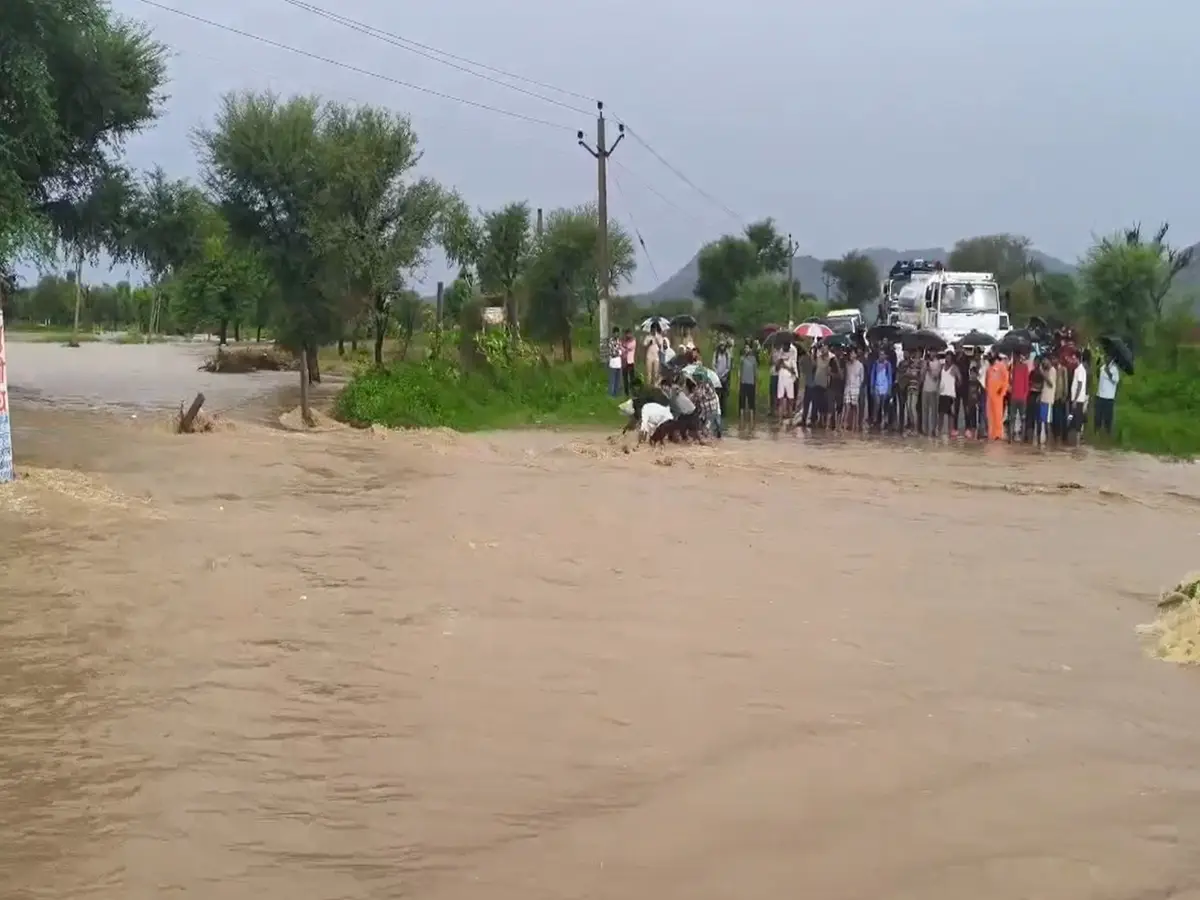 Sikar Weather News | झमाझम बरस रहे काले बदरा, जलभराव से आमजन हुए परेशान