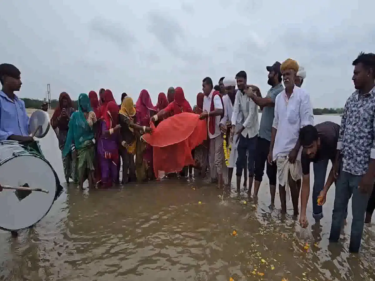 Barmer news | लूणी नदी का पानी पहुंचते ही झूमकर नाची सराणा गांव की ...