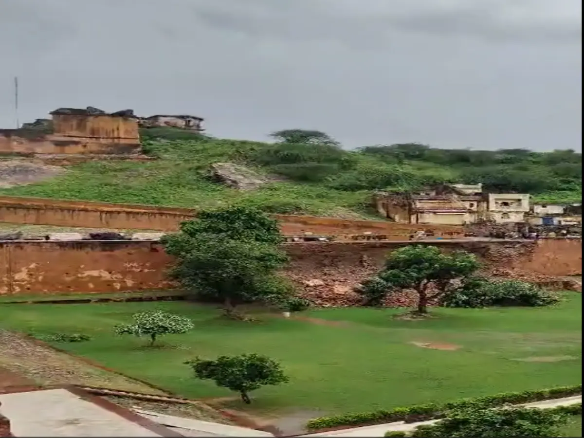 Amer Fort | देखते-देखते गिरा आमेर किले का बड़ा भाग, सैलानियों में मचा ...