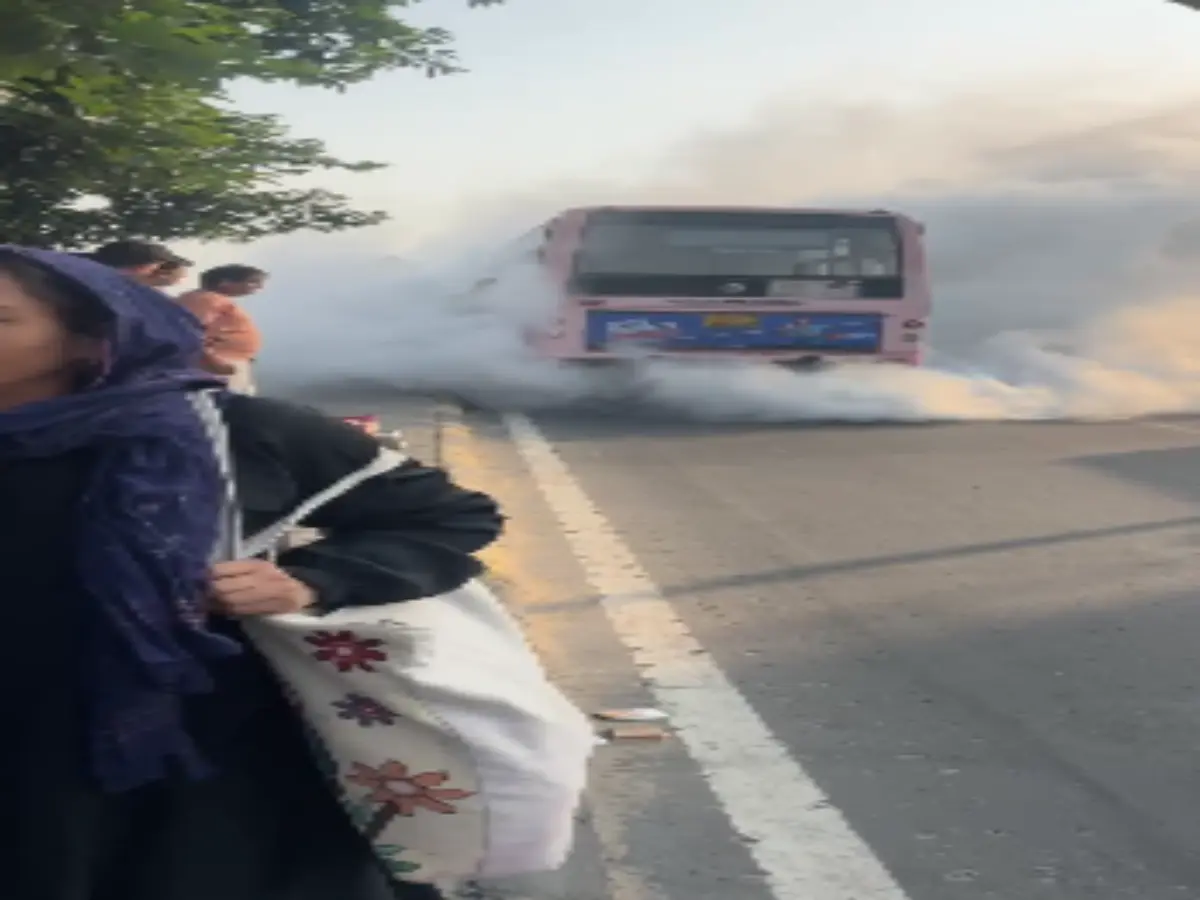 Jaipur|जयपुर के टोंक-फाटक पुलिया बस में लगी आग, अचानक उठने लगा तेज धुंआ