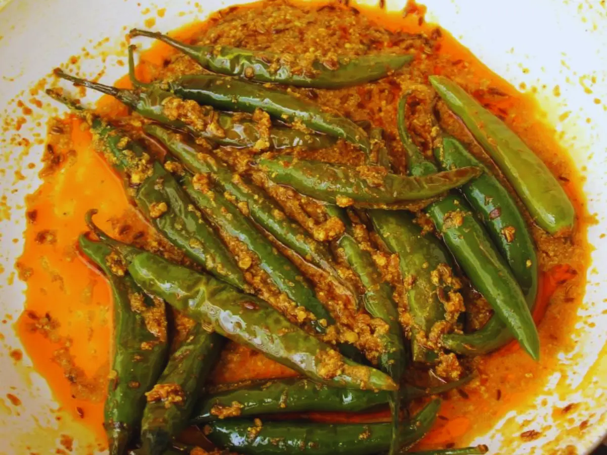Hari Mirch Ki Sabzi | मारवाड़ी स्टाइल में घर पर बनाएं हरी मिर्च की सब्जी