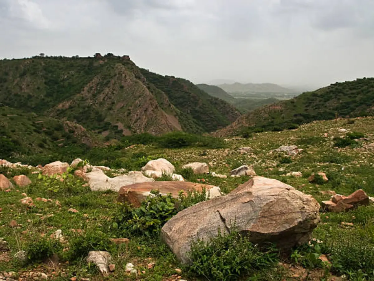 Aravali News: 15 जिलों में फैली अरावली पर आज सुप्रीम कोर्ट के आदेश का ...