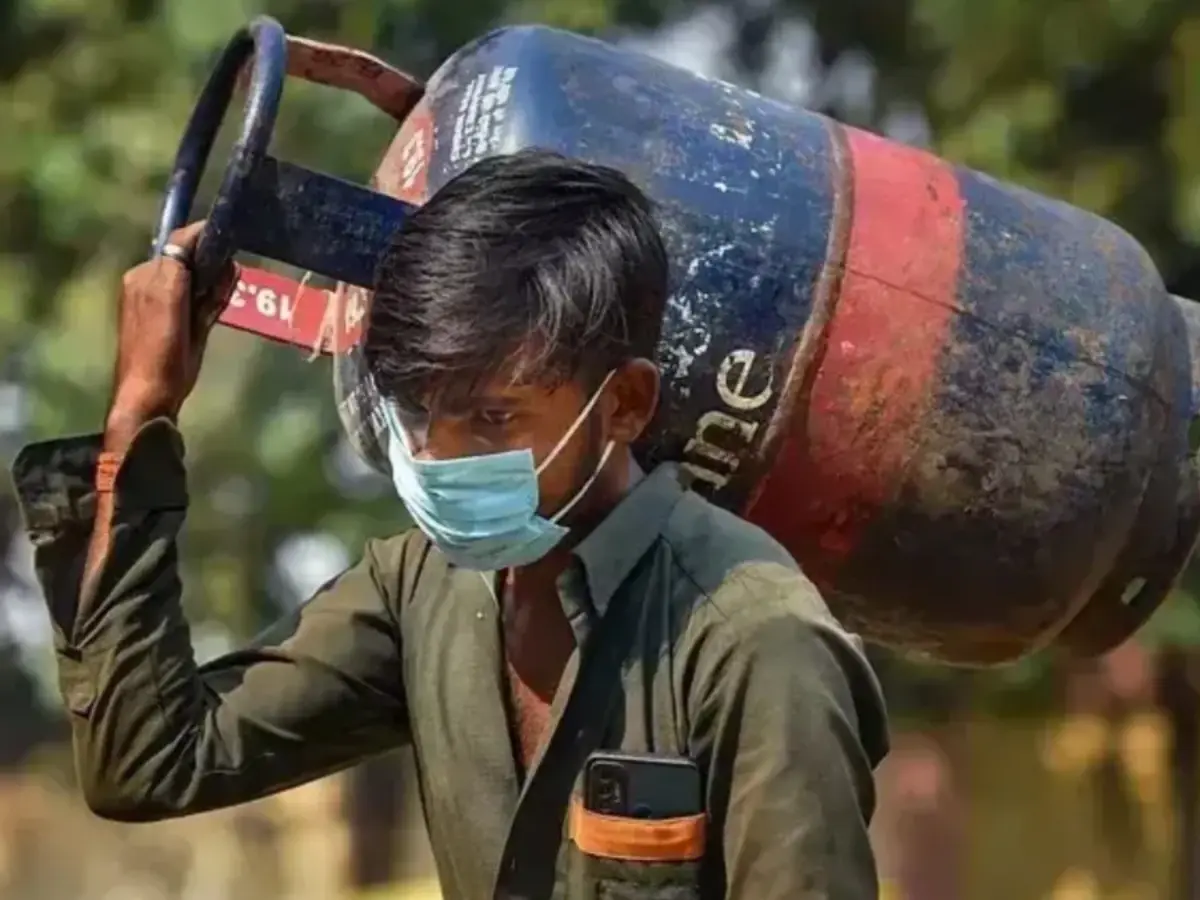 महंगाई का नया दौर? बजट पेश होने से ठीक पहले कॉमर्शियल LPG में 50 रुपये ...