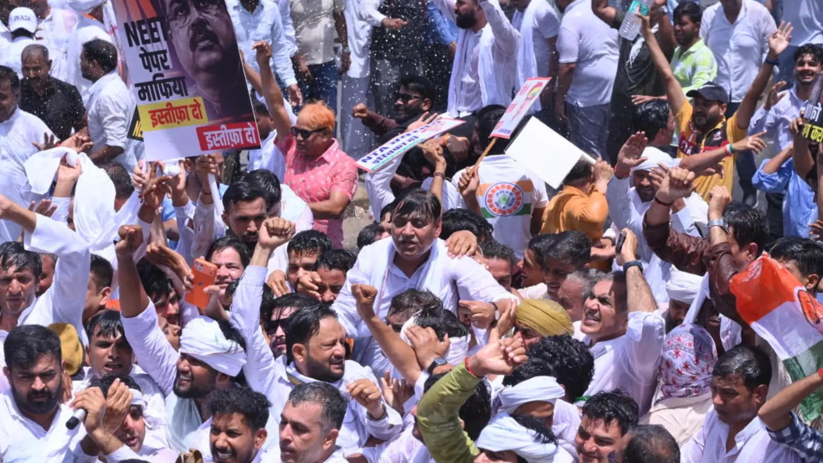 Jaipur: NEET घोटाले पर कांग्रेस का 'हल्लाबोल', भारी पुलिस बल और पानी की ...