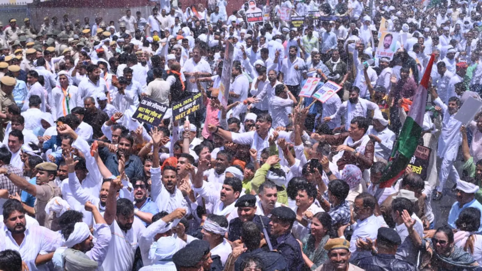 Jaipur: NEET घोटाले पर कांग्रेस का 'हल्लाबोल', भारी पुलिस बल और पानी की ...