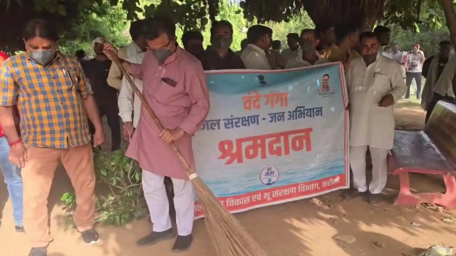 करौली में वंदे गंगा अभियान, देवनारायण बोर्ड अध्यक्ष ने भी किया श्रमदान