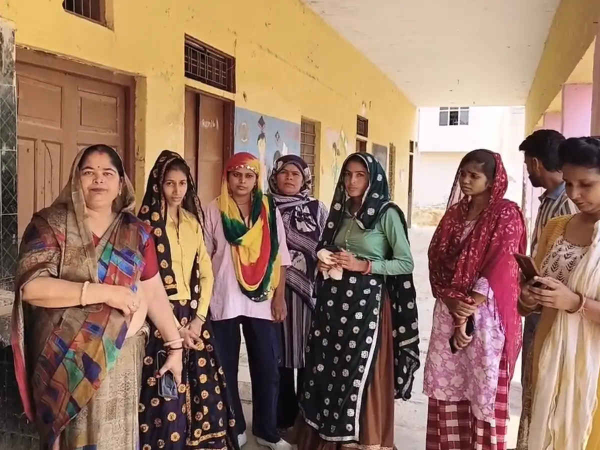 Alwar: रूपबास आंगनबाड़ी में मिले खून के निशान! 15 दिन से रह रहा परिवार ...