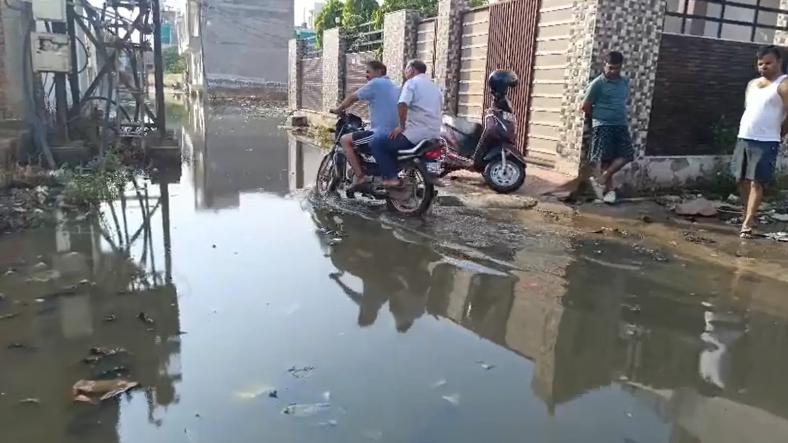 Dholpur: धौलपुर की शिवनगर कॉलोनी बनी नर्क, 3 साल से सीवर जाम, बड़े ...