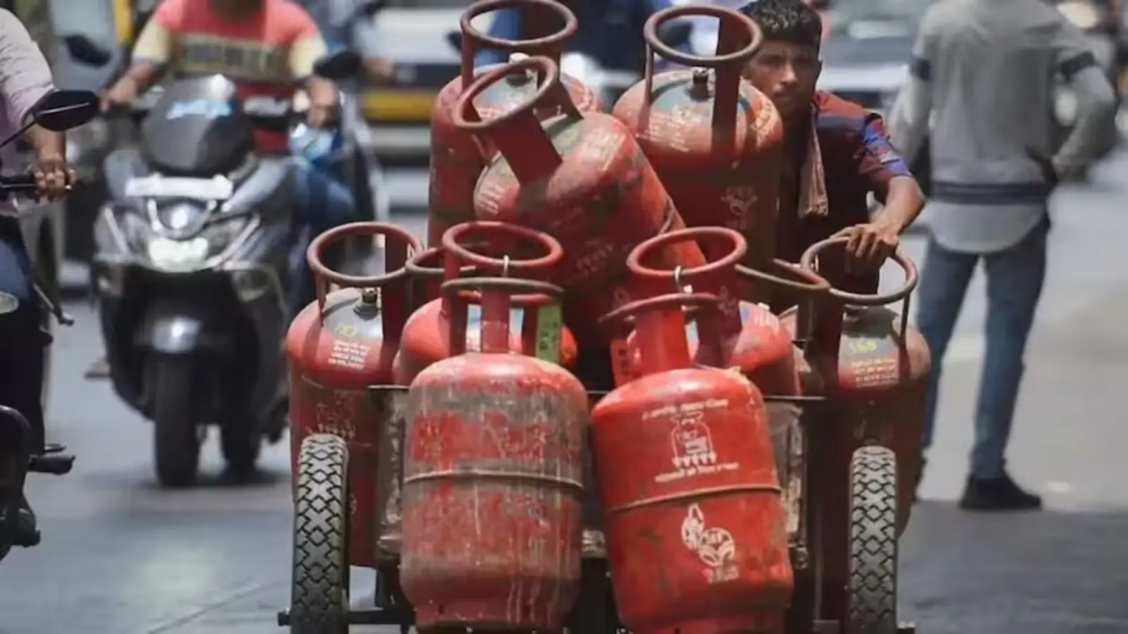 LPG Price|एक बार फिर बढ़े LPG गैस सिलेंडर के दाम, जानें नया रेट