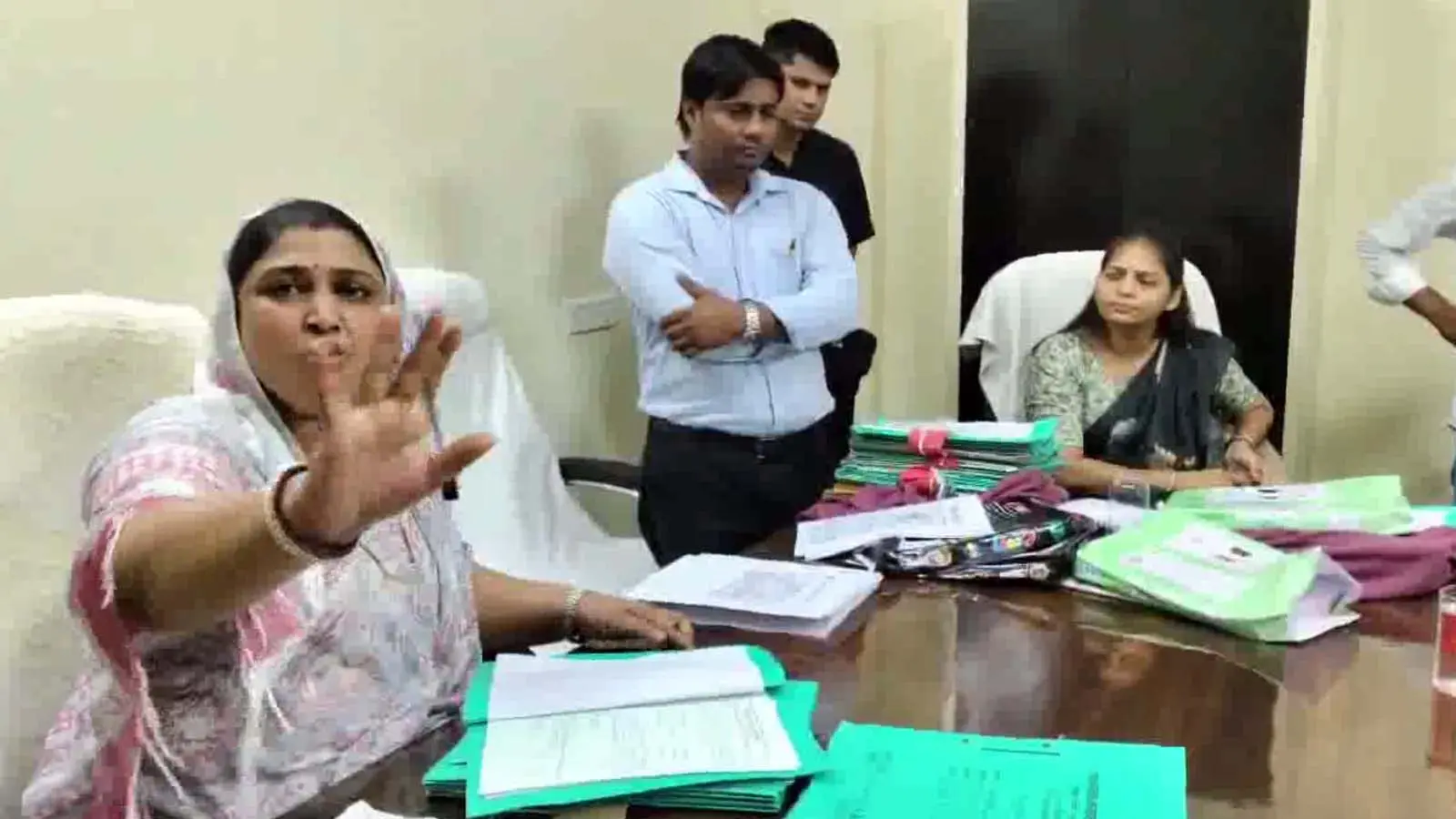 बयाना नगर पालिका में बवाल,MLA ऋतु बनावत और ईओ में तीखी नोकझोंक ...