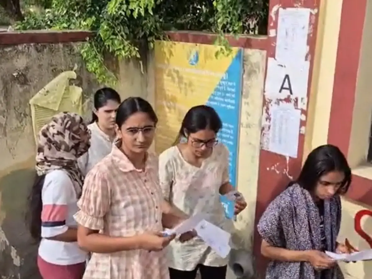 Jhunjhunu: कड़े पहरे के बीच पीटीईटी परीक्षा, 9 केंद्रों पर 4337 ...