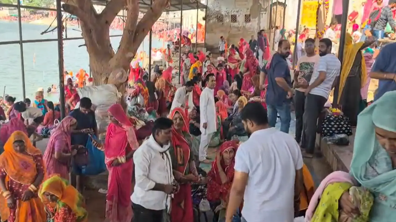 Pushkar News|सोमवती अमावस्या पर पुष्कर में उमड़ा जनसैलाब! श्रद्धा के ...