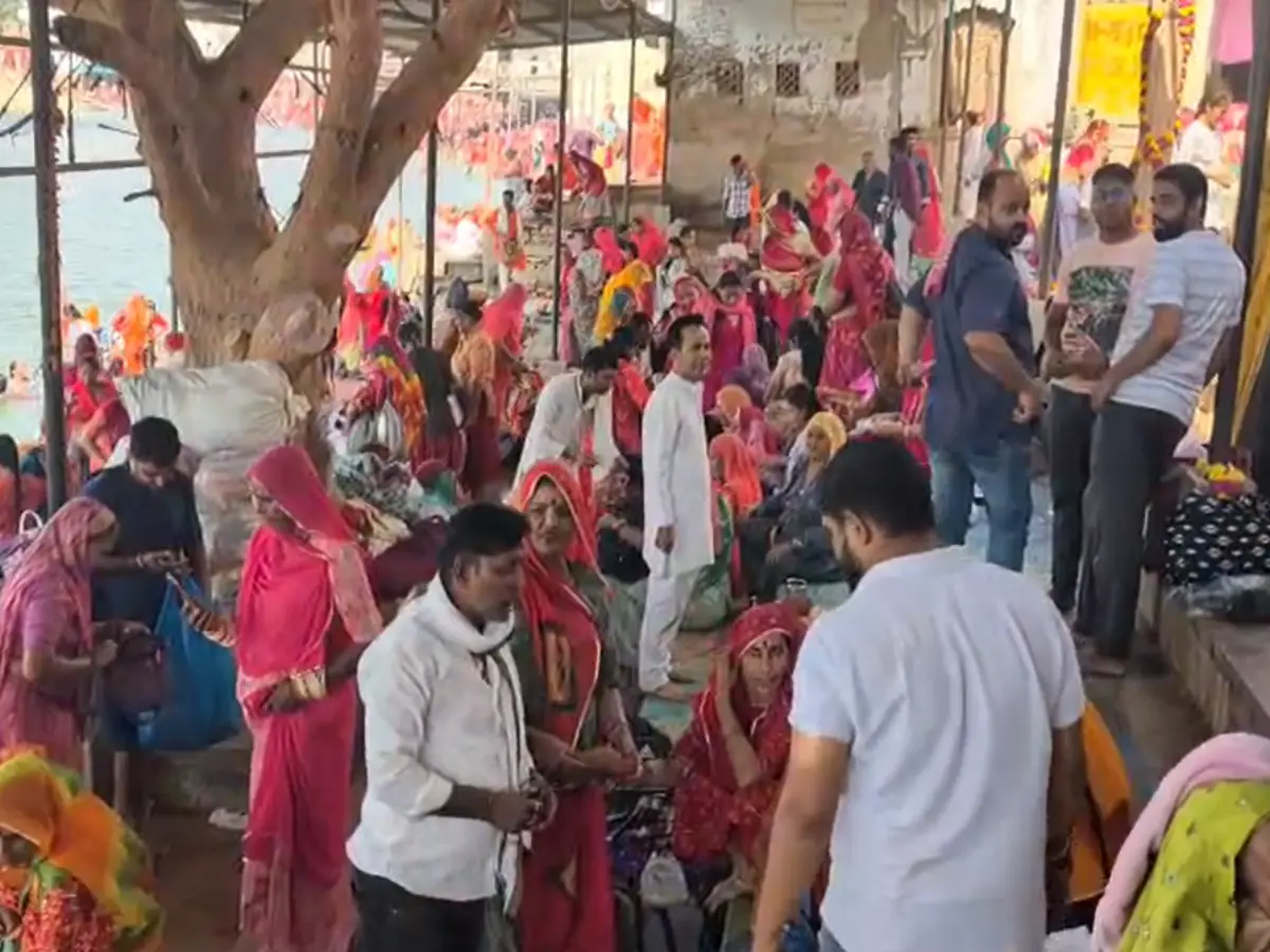 Pushkar News|सोमवती अमावस्या पर पुष्कर में उमड़ा जनसैलाब! श्रद्धा के ...